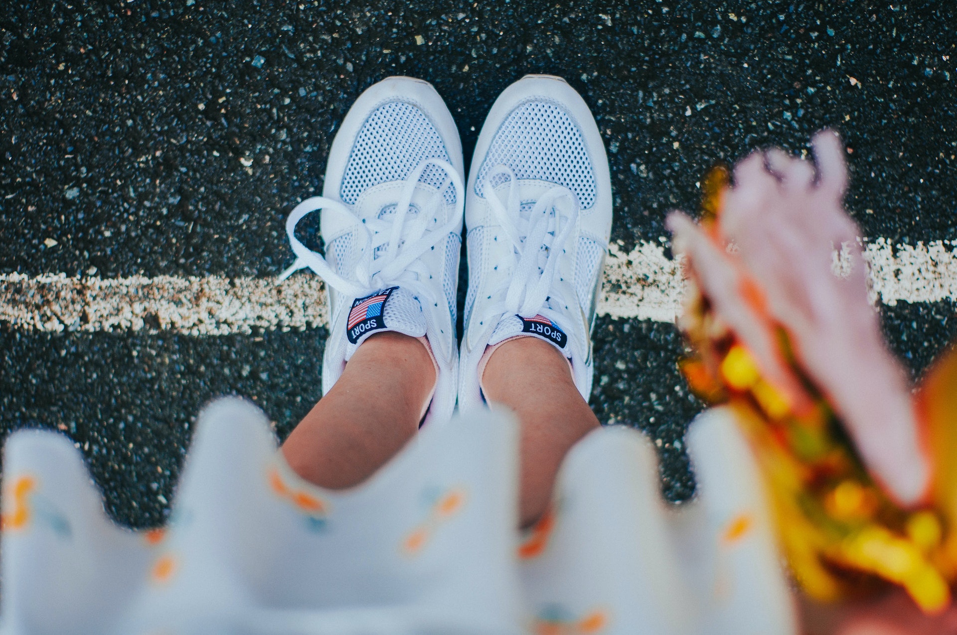 Robe et basket : les secrets pour un look réussi